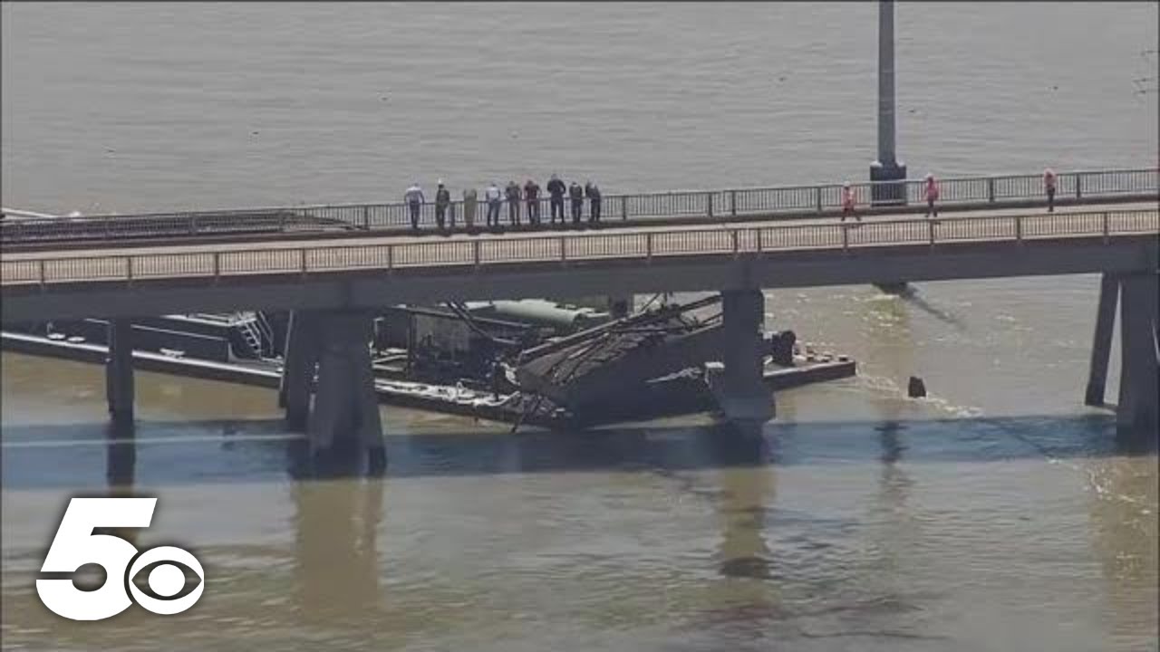 Barge crashes into Texas bridge | One-News