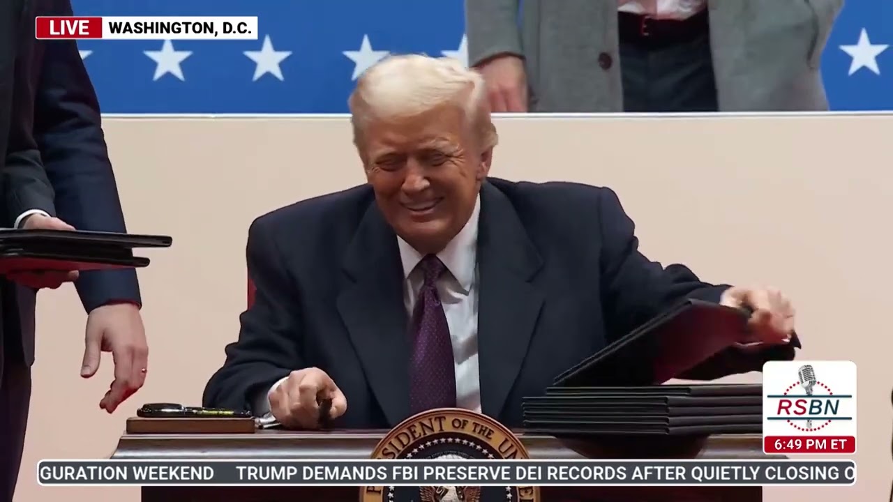 Pres. Donald Trump signs executive orders LIVE at the Inaugural Parade ...